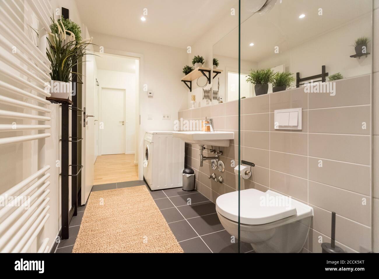 Clean modern bathroom hi-res stock photography and images - Alamy