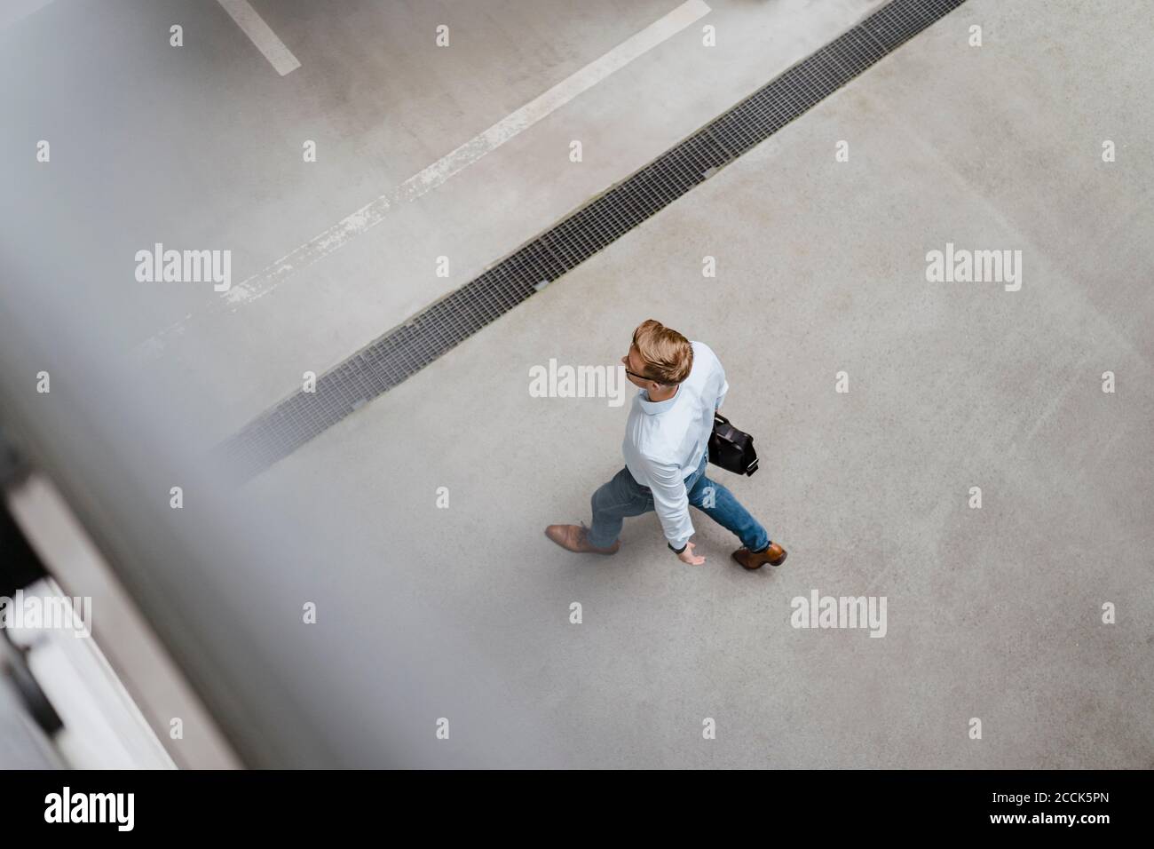 High angle people walking hi-res stock photography and images - Alamy