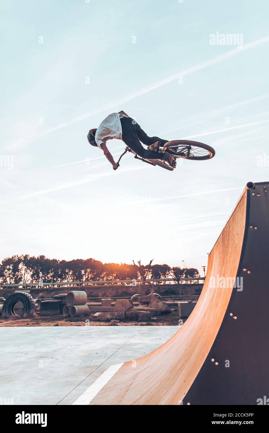 Stunt ramp hi-res stock photography and images - Alamy