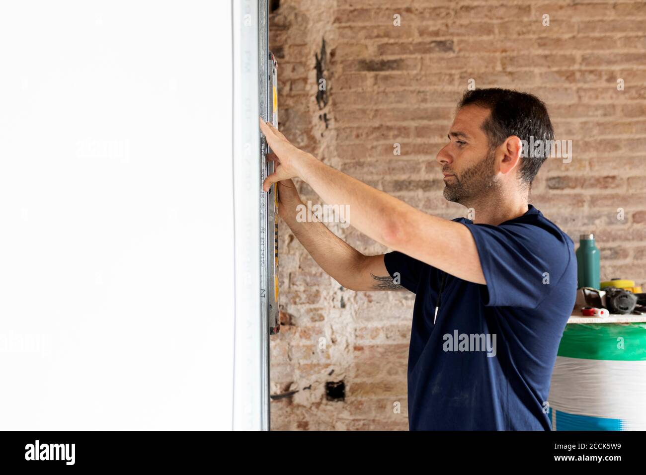 Craftsman taking measurements level hi-res stock photography and images ...