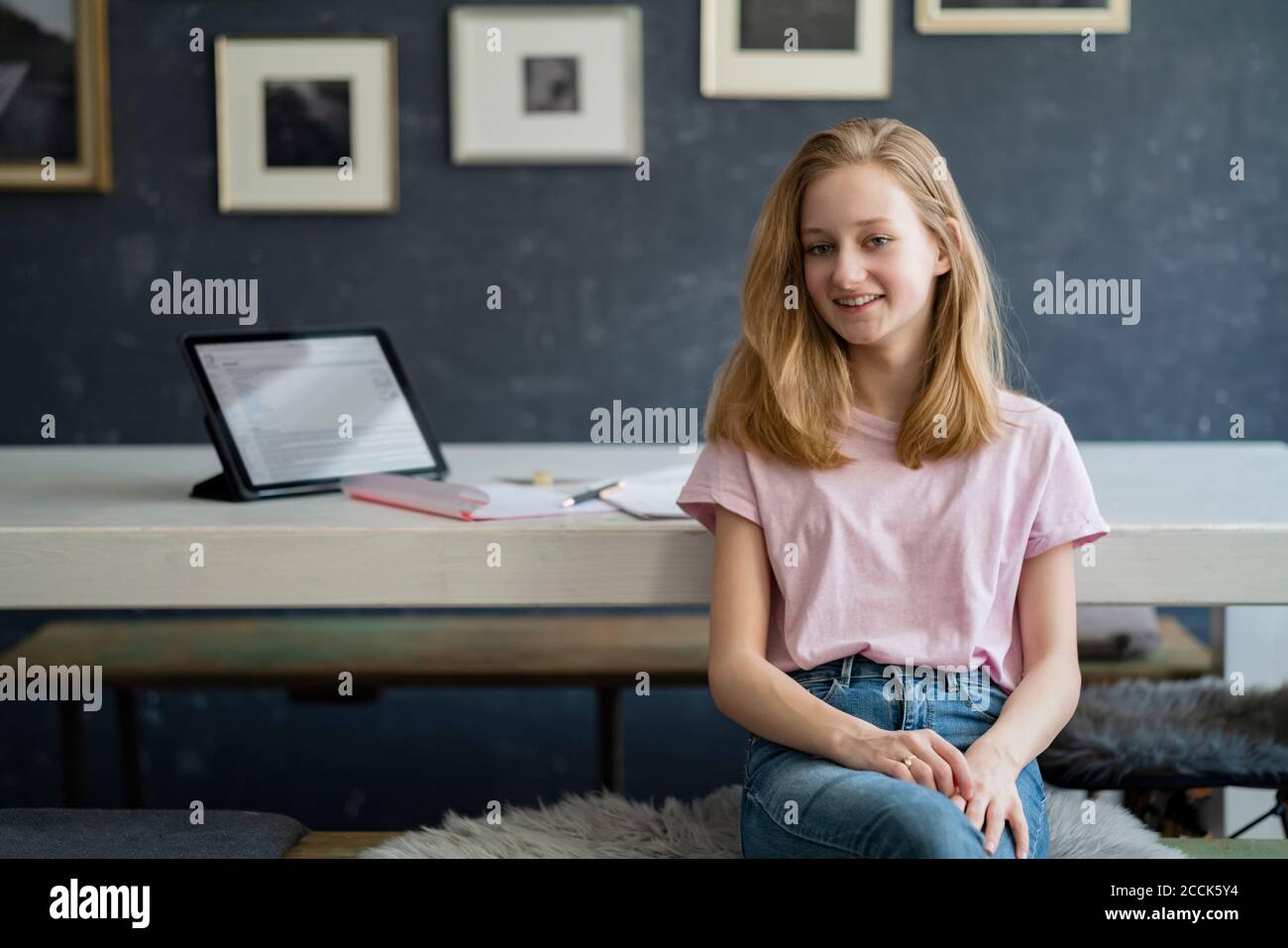 Girl learning computer hi-res stock photography and images - Alamy