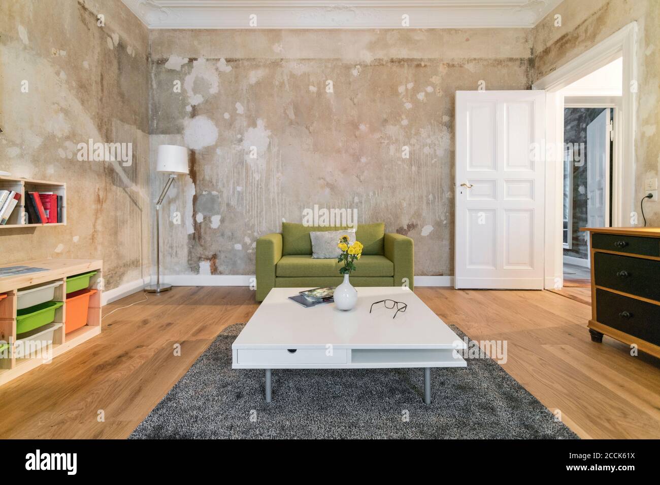 Undecorated walls hi-res stock photography and images - Alamy