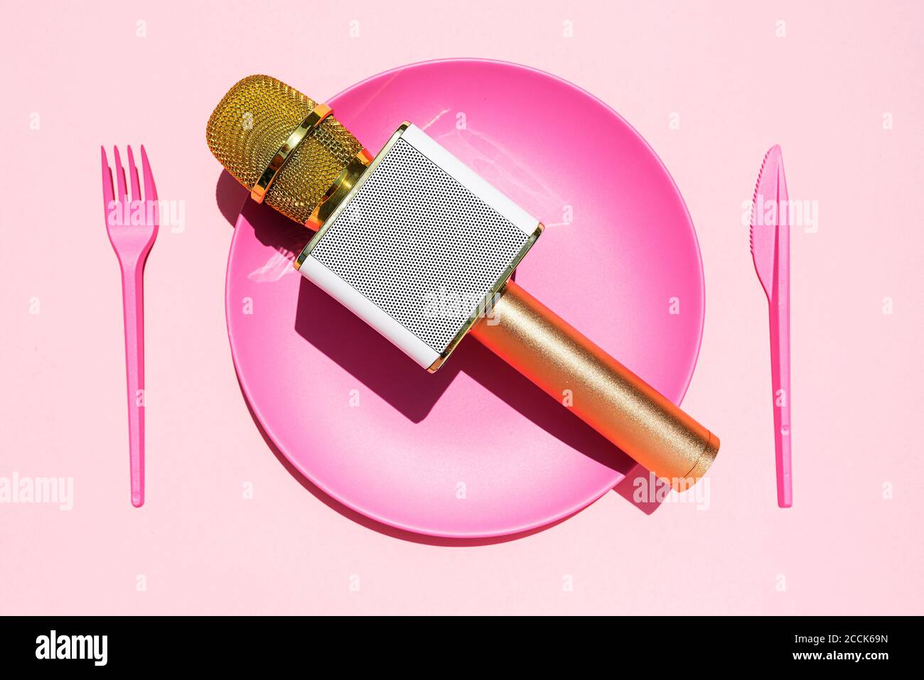 Plastic plate hi-res stock photography and images - Alamy