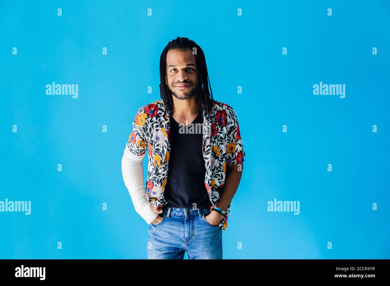 Long arm cast hi-res stock photography and images - Alamy