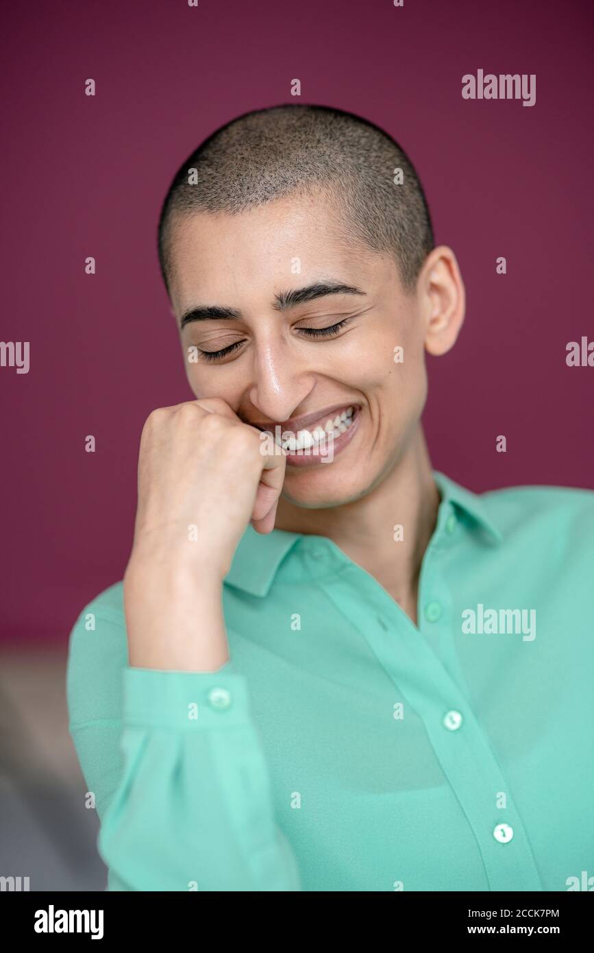 Portrait of a laughing woman with short hair Stock Photo - Alamy