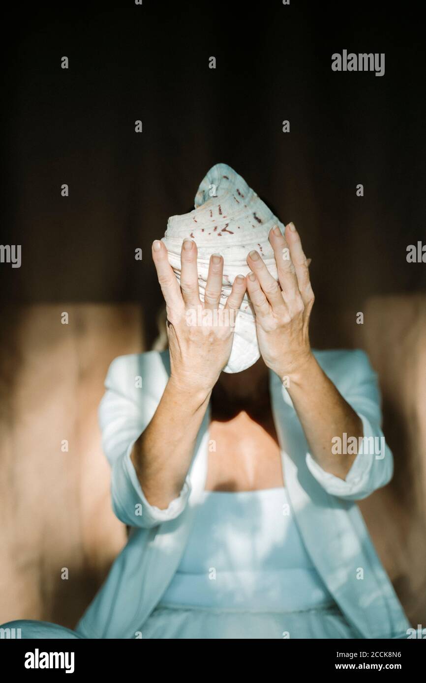 Woman and seashell hi-res stock photography and images - Alamy