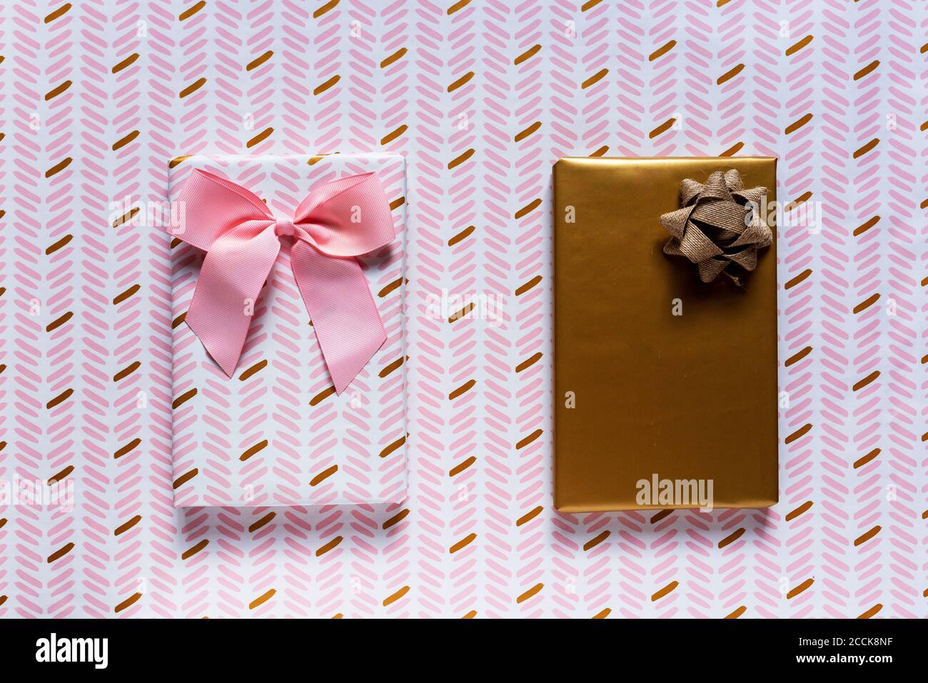 Wrapping paper background hi-res stock photography and images - Alamy