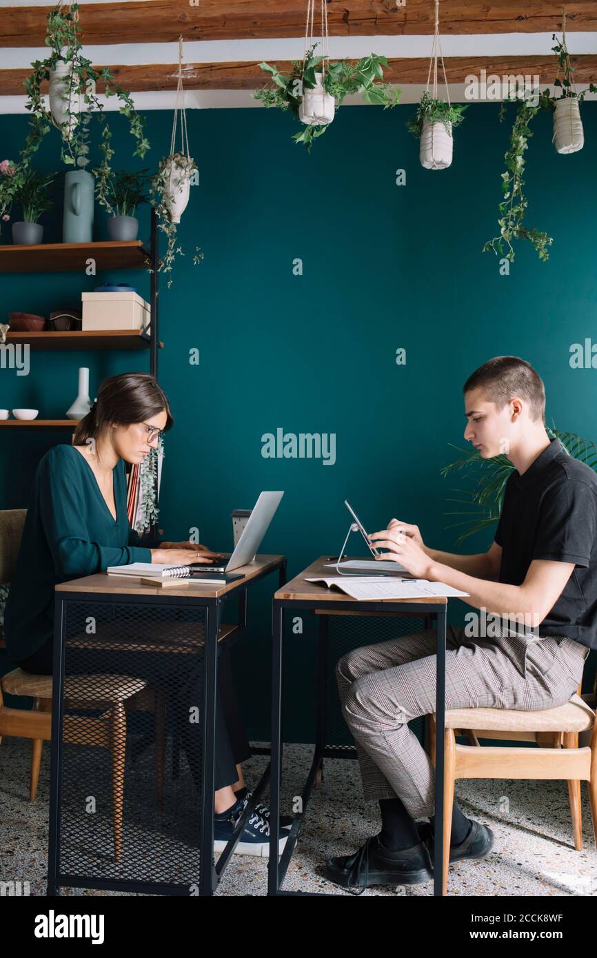 Home desks hi-res stock photography and images - Alamy