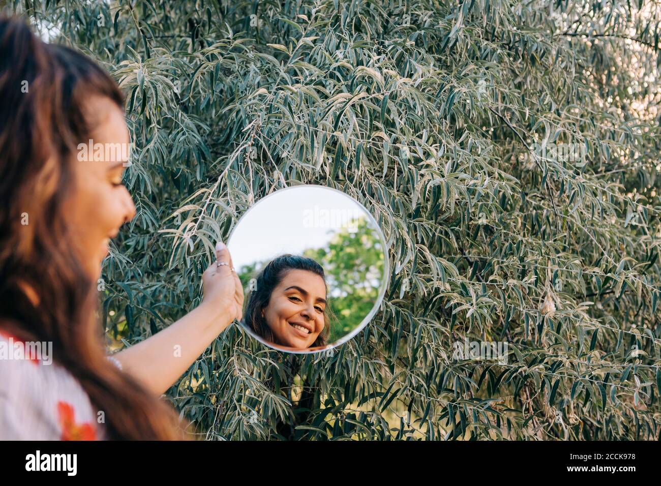 Hand holding mirror hi-res stock photography and images - Alamy