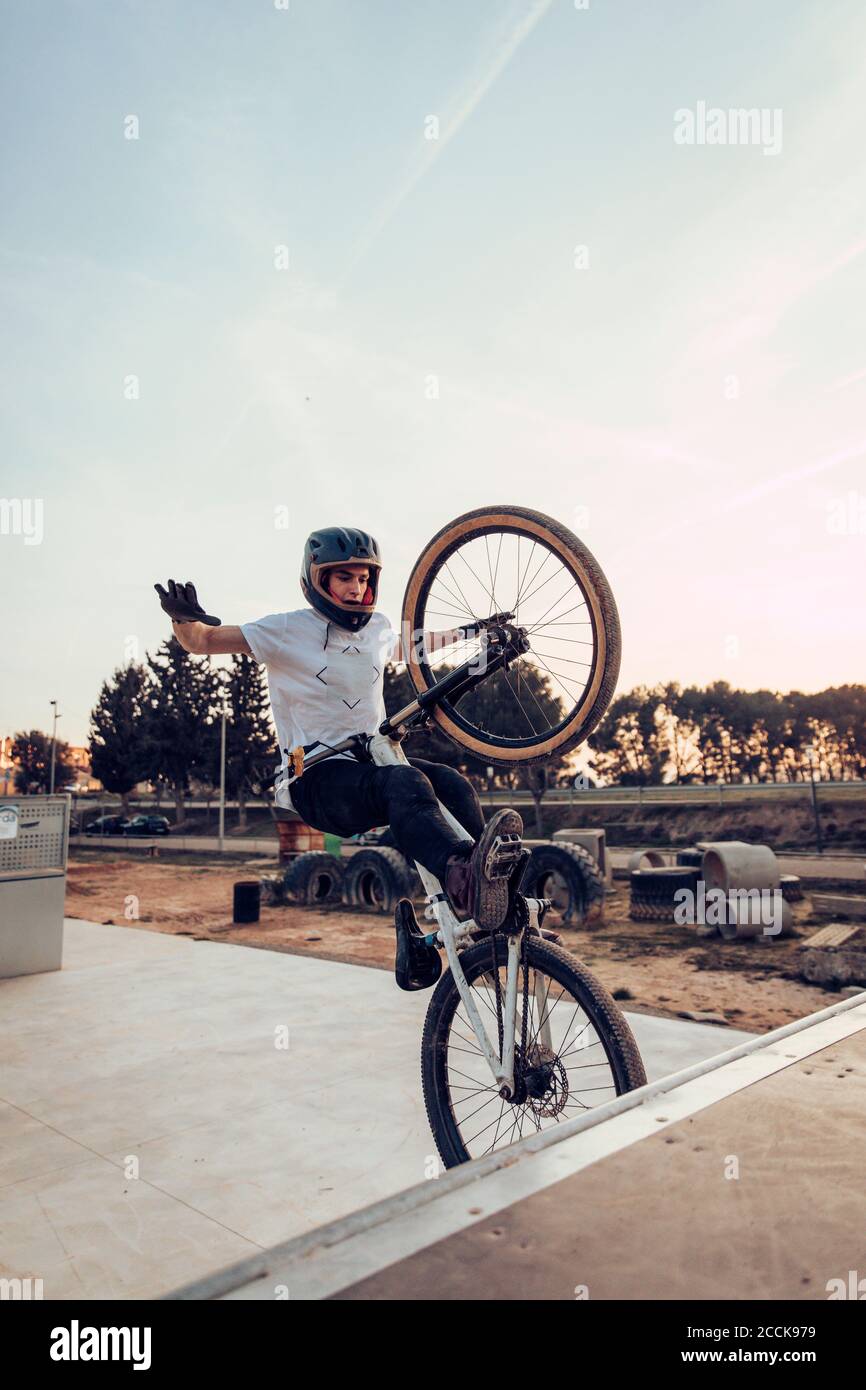 Stunt ramp hi-res stock photography and images - Alamy