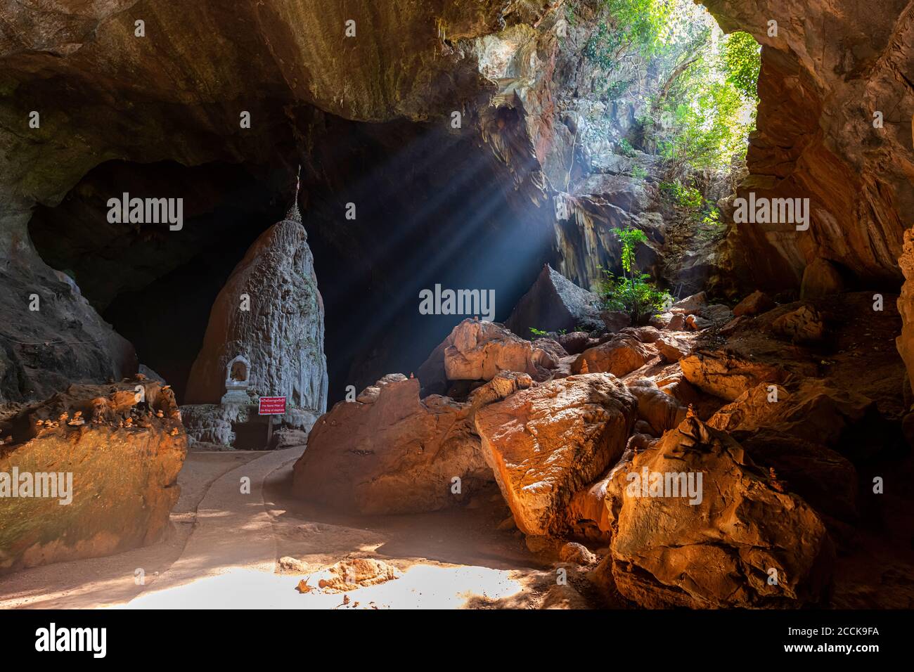 Myanmar, Kayin State, Hpa-an, Sun rays shining inside Saddan Cave Stock ...