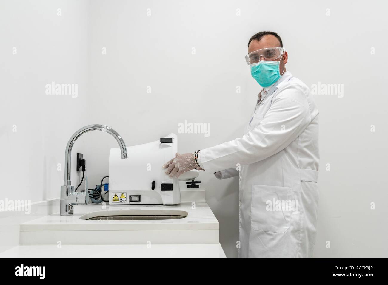 Man working dentist hi-res stock photography and images - Alamy