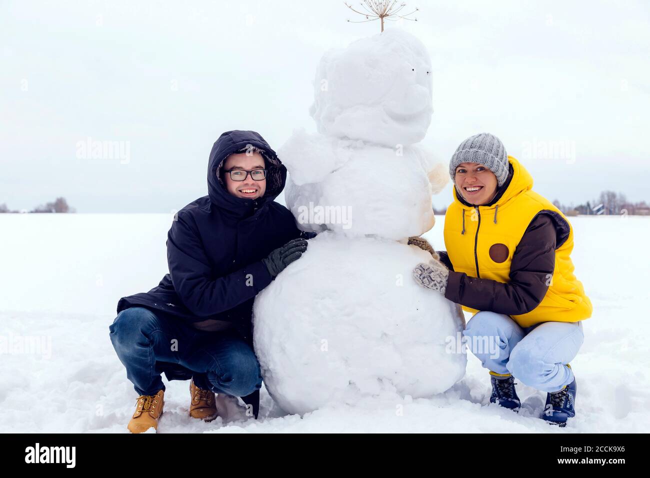 Couple building snowman hi-res stock photography and images - Alamy