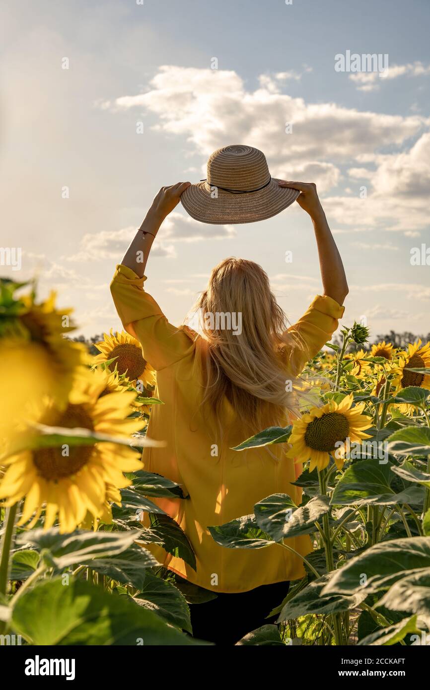 Girl standing in sun back to camera hi-res stock photography and images ...