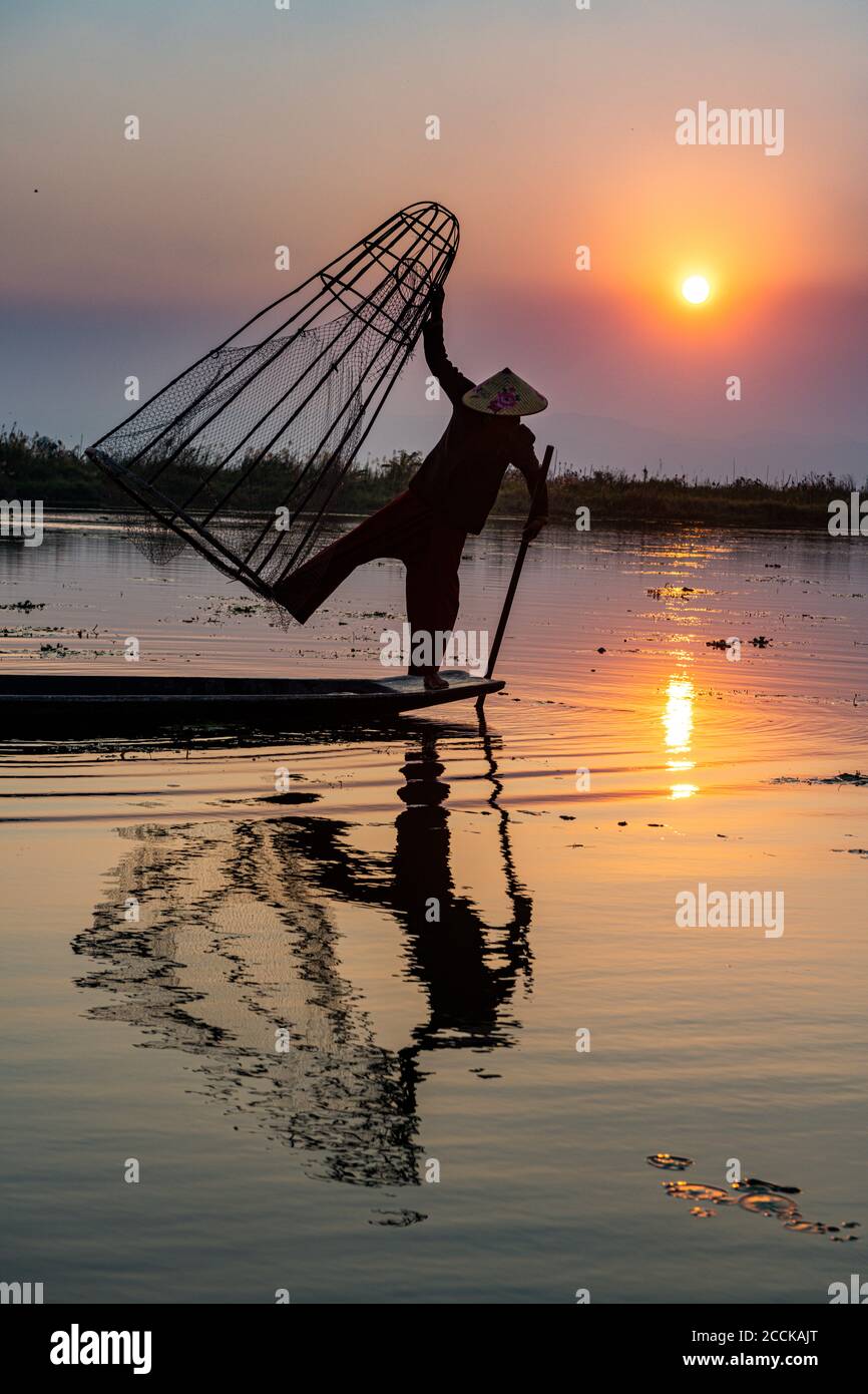 Fisherman on lake sunset hi-res stock photography and images - Alamy