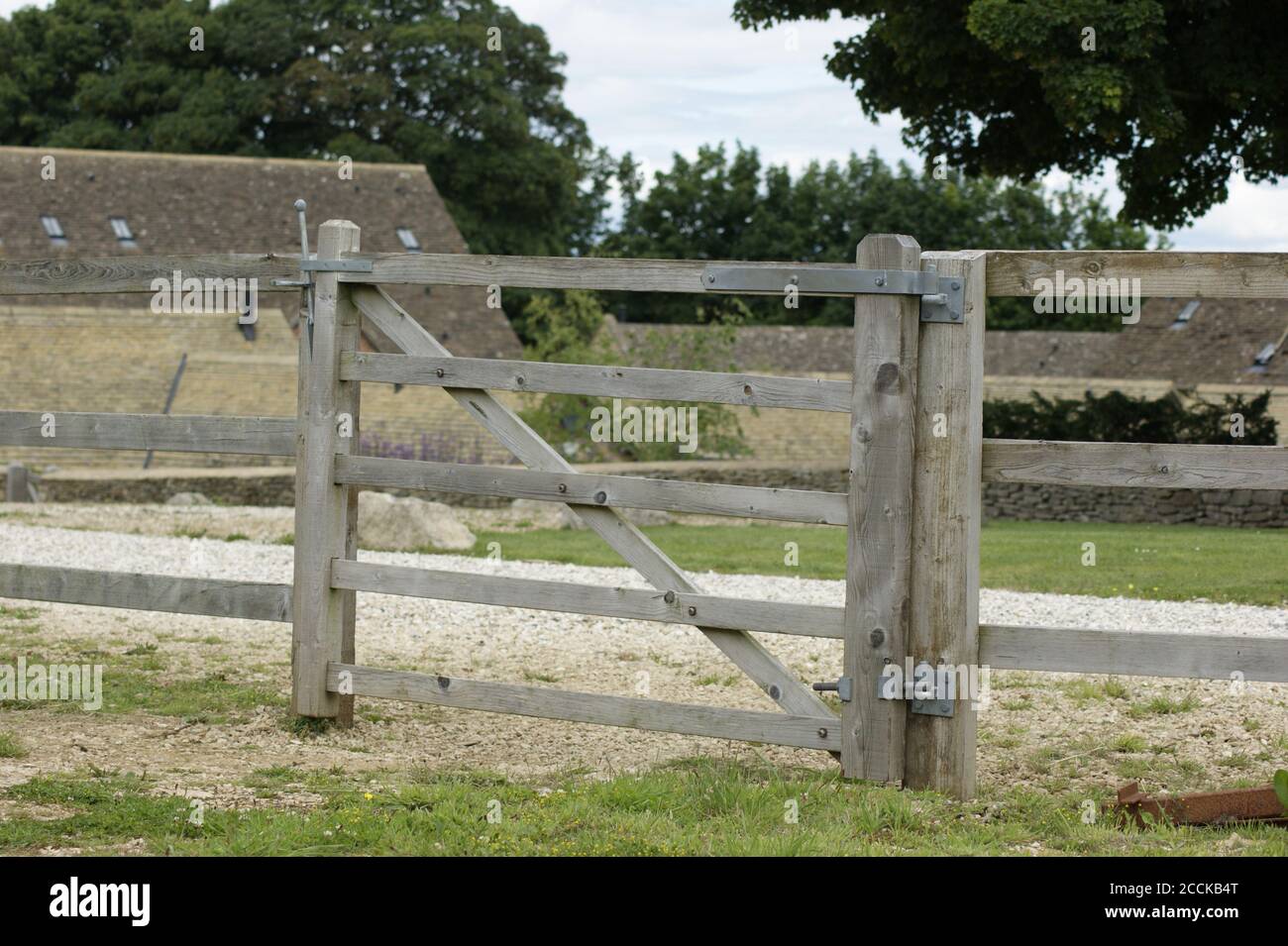 Wooden hunting farm gate leading from gravel drive to fields at Babdown ...