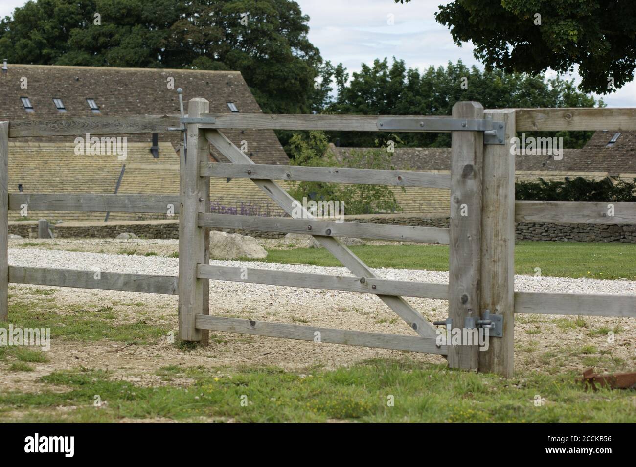 Wooden hunting farm gate leading from gravel drive to fields at Babdown ...