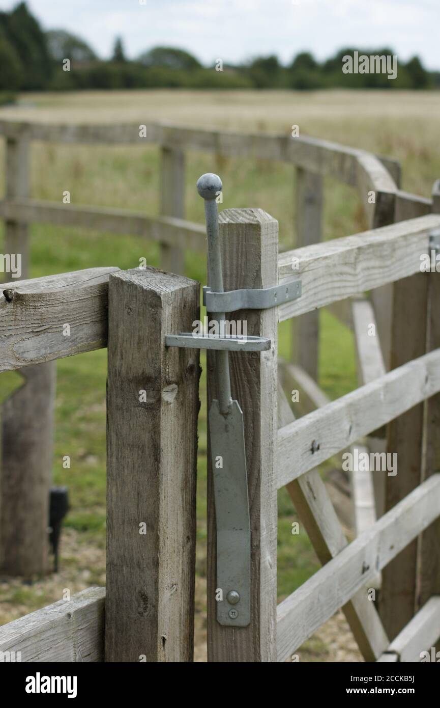 Wooden hunting farm gate leading from gravel drive to fields at Babdown ...