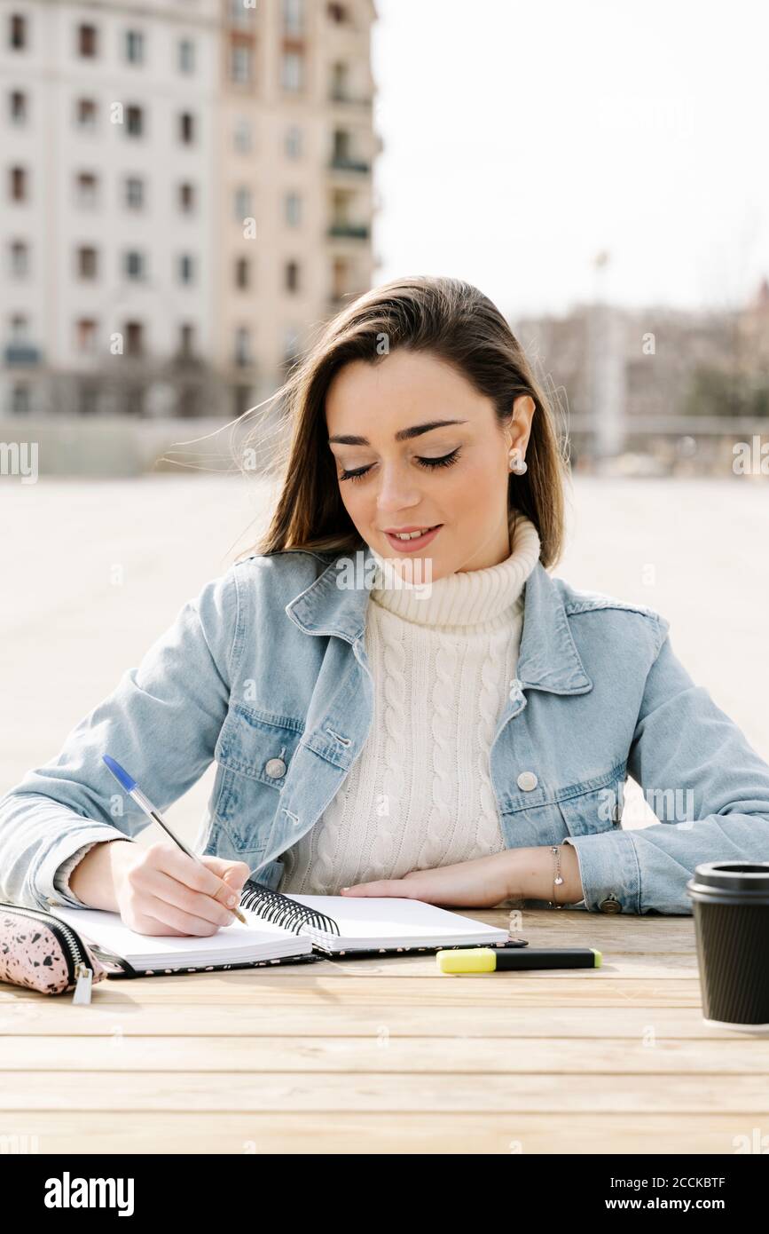 University woman campus hi-res stock photography and images - Alamy