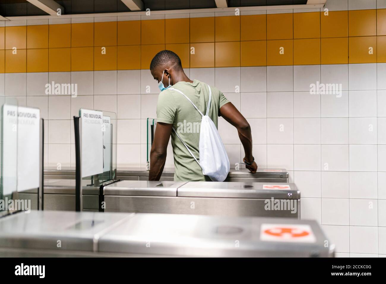 Entrance through turnstile subway hi-res stock photography and images ...