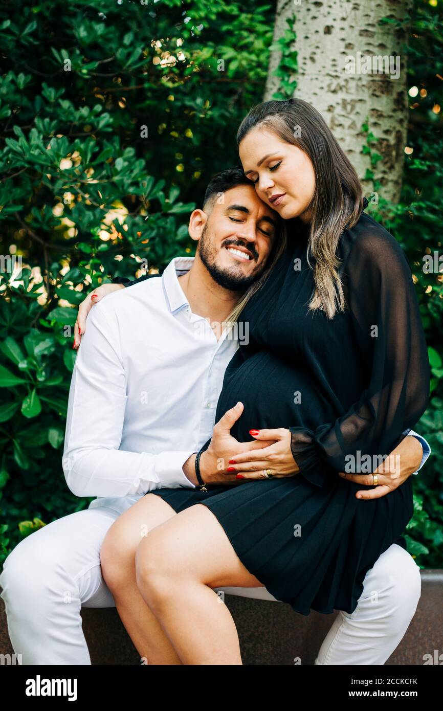 Woman sitting on man lap hi-res stock photography and images - Alamy