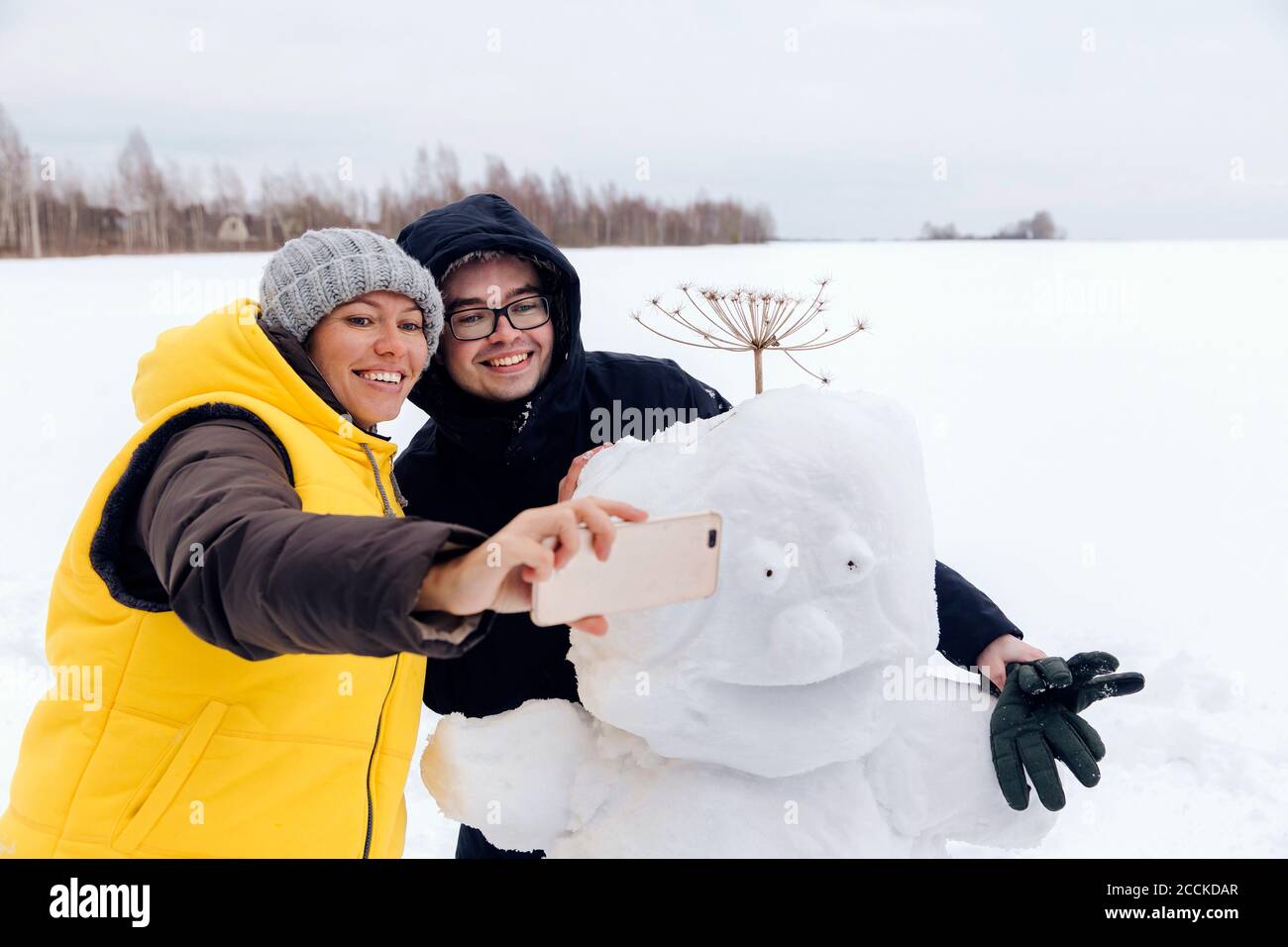 Couple building snowman hi-res stock photography and images - Alamy