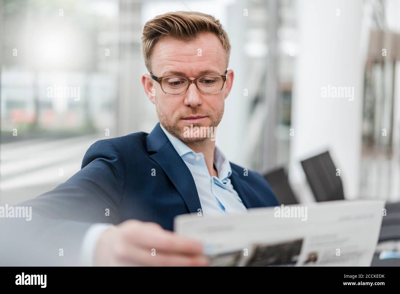 Worker reading newspaper hi-res stock photography and images - Alamy