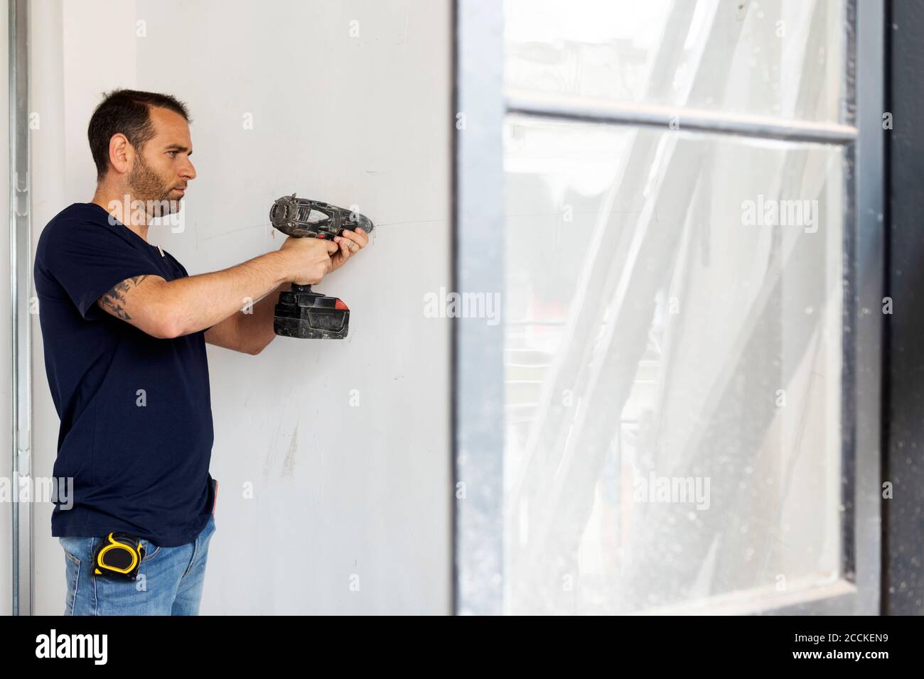 Construction worker using drill hi-res stock photography and images - Alamy