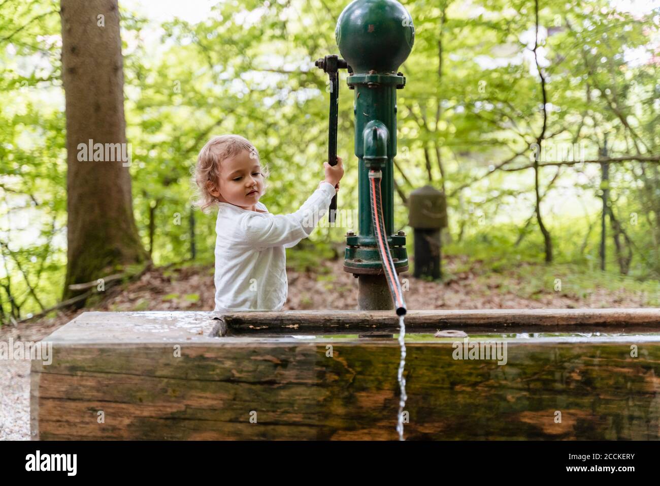 Girl playing in water fountain hi-res stock photography and images - Alamy