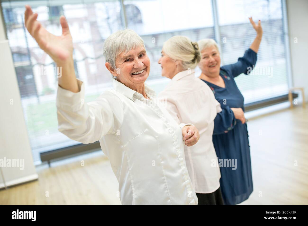 Dance class group hi-res stock photography and images - Alamy