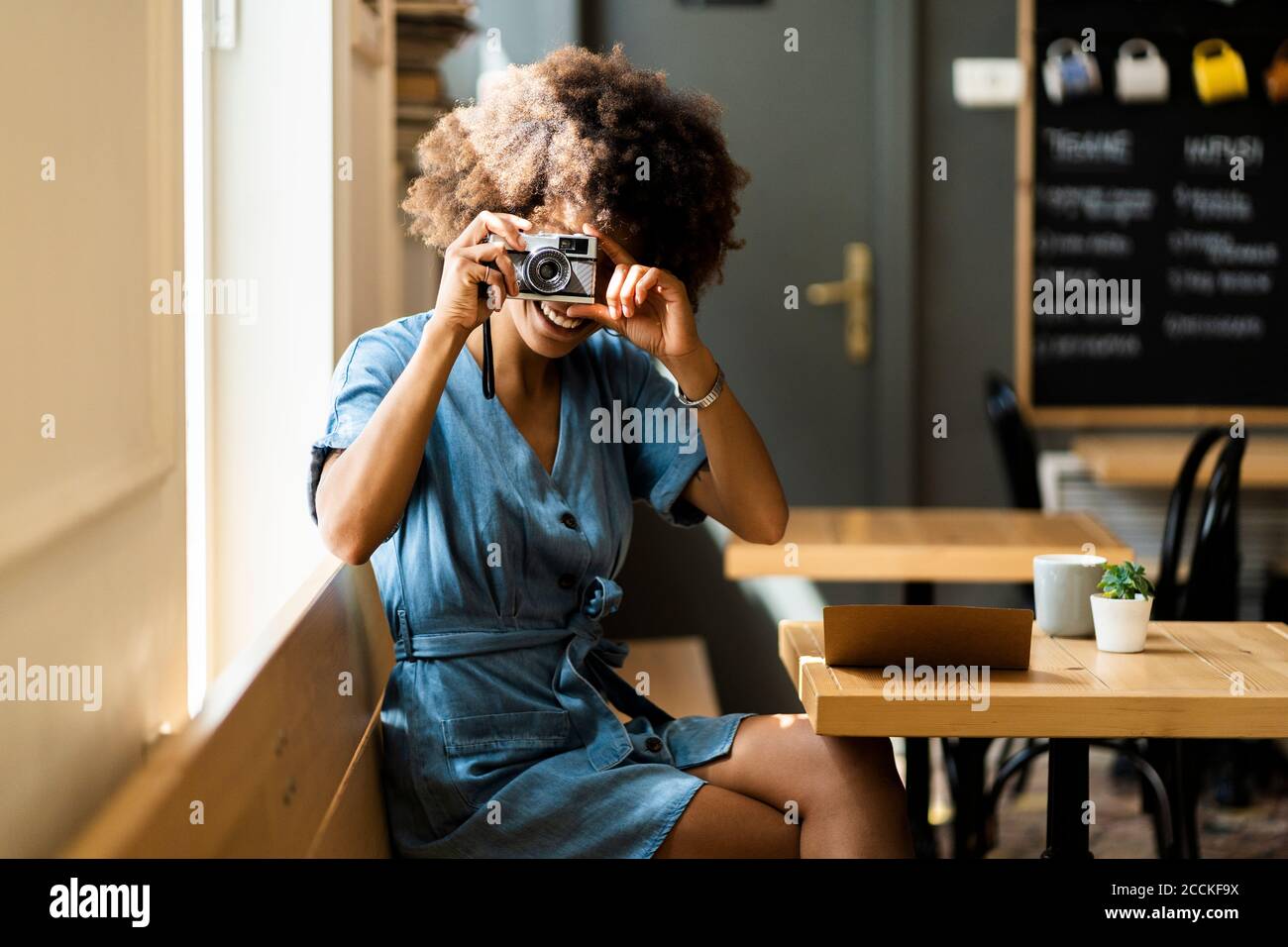 Using digital camera hi-res stock photography and images - Alamy