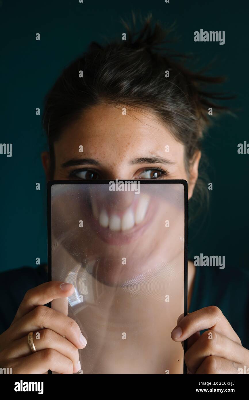 Woman behind a glass hi-res stock photography and images - Alamy