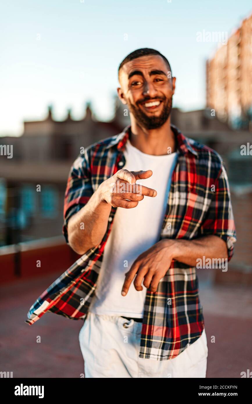 Man standing gesturing hi-res stock photography and images - Alamy