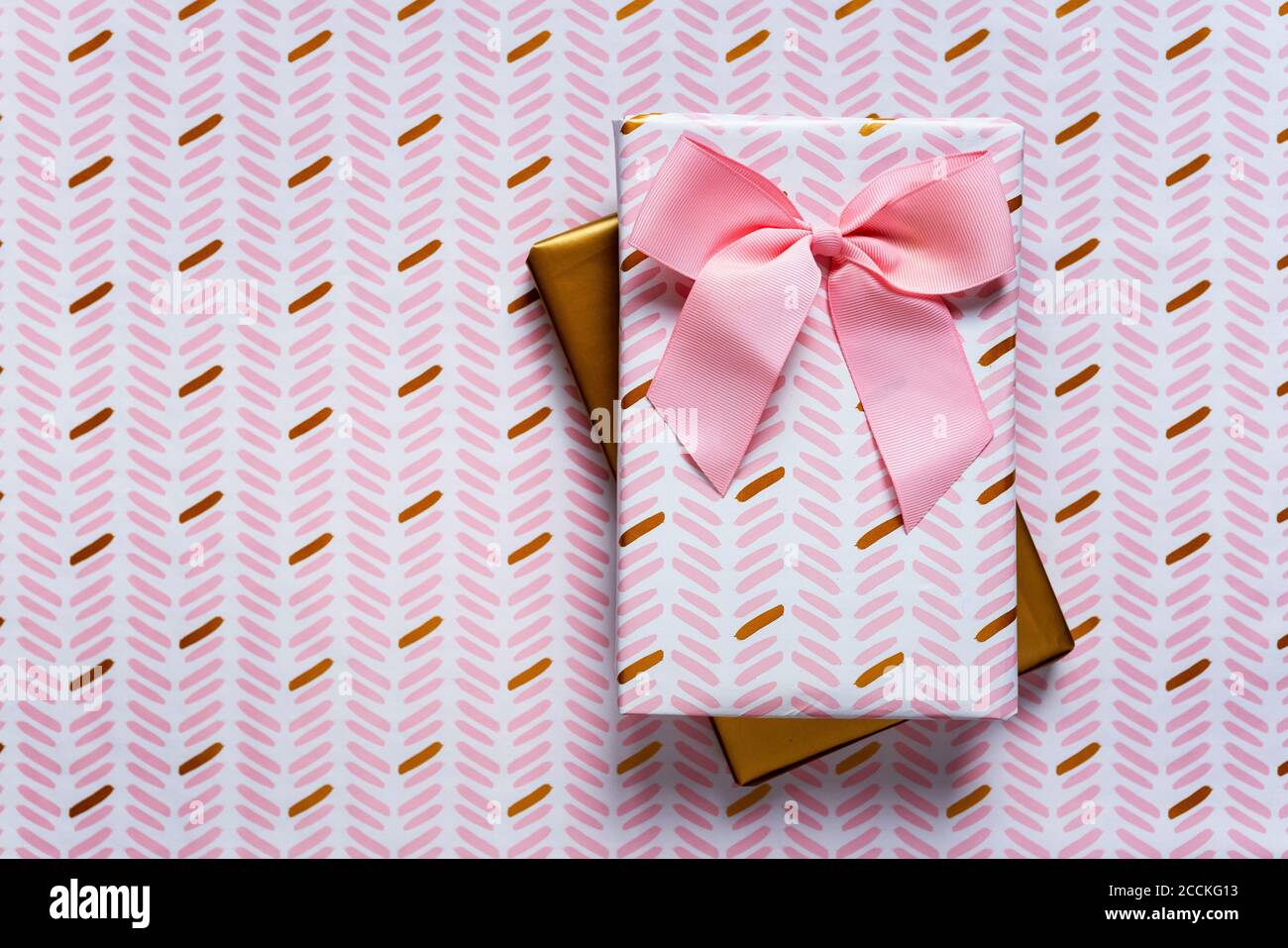 Wrapping paper background hi-res stock photography and images - Alamy