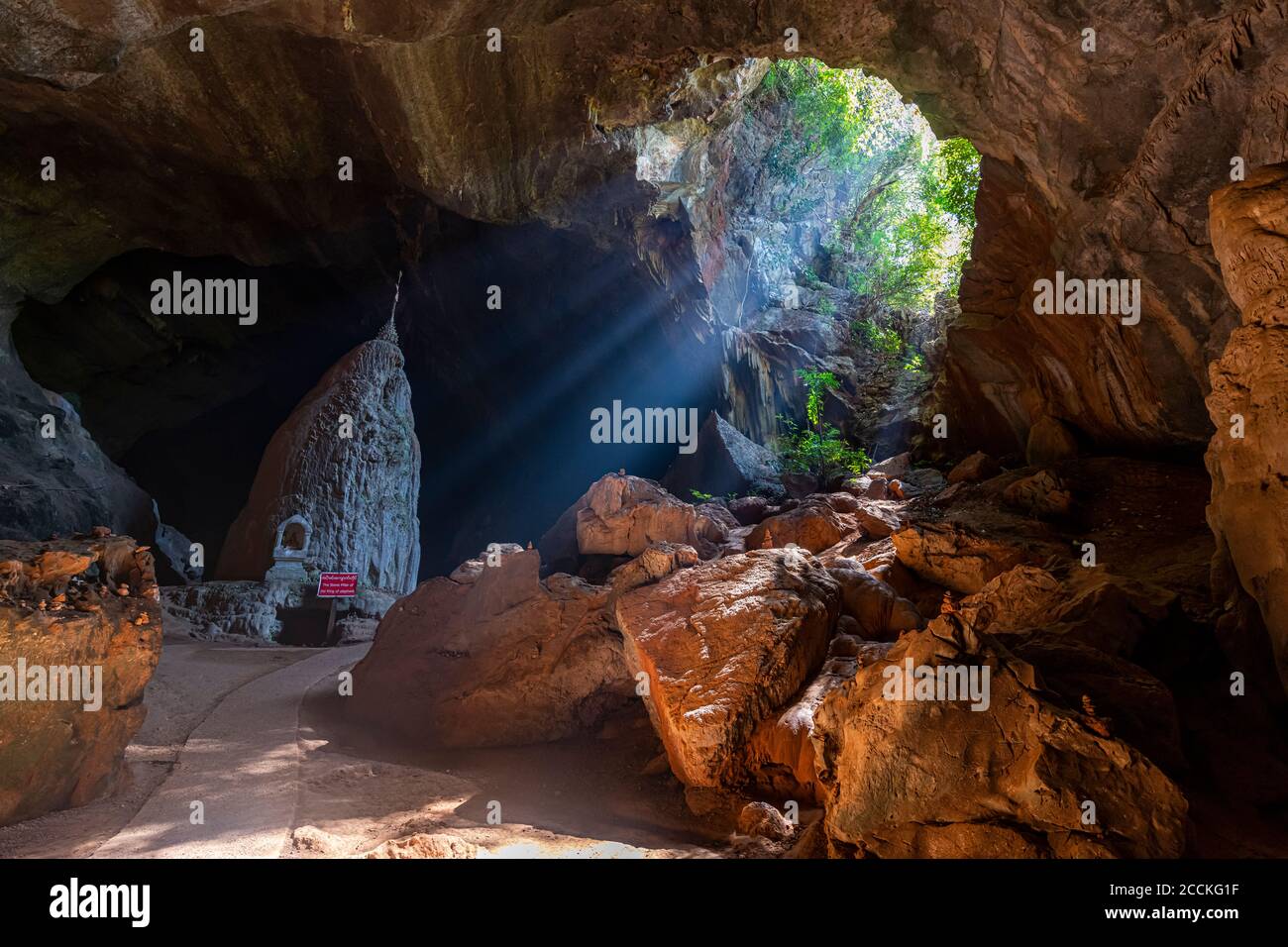 Myanmar, Kayin State, Hpa-an, Sun rays shining inside Saddan Cave Stock ...