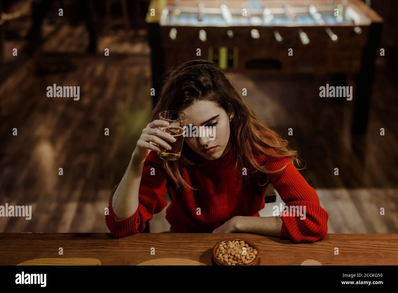 Woman alone bar sad hi-res stock photography and images - Alamy