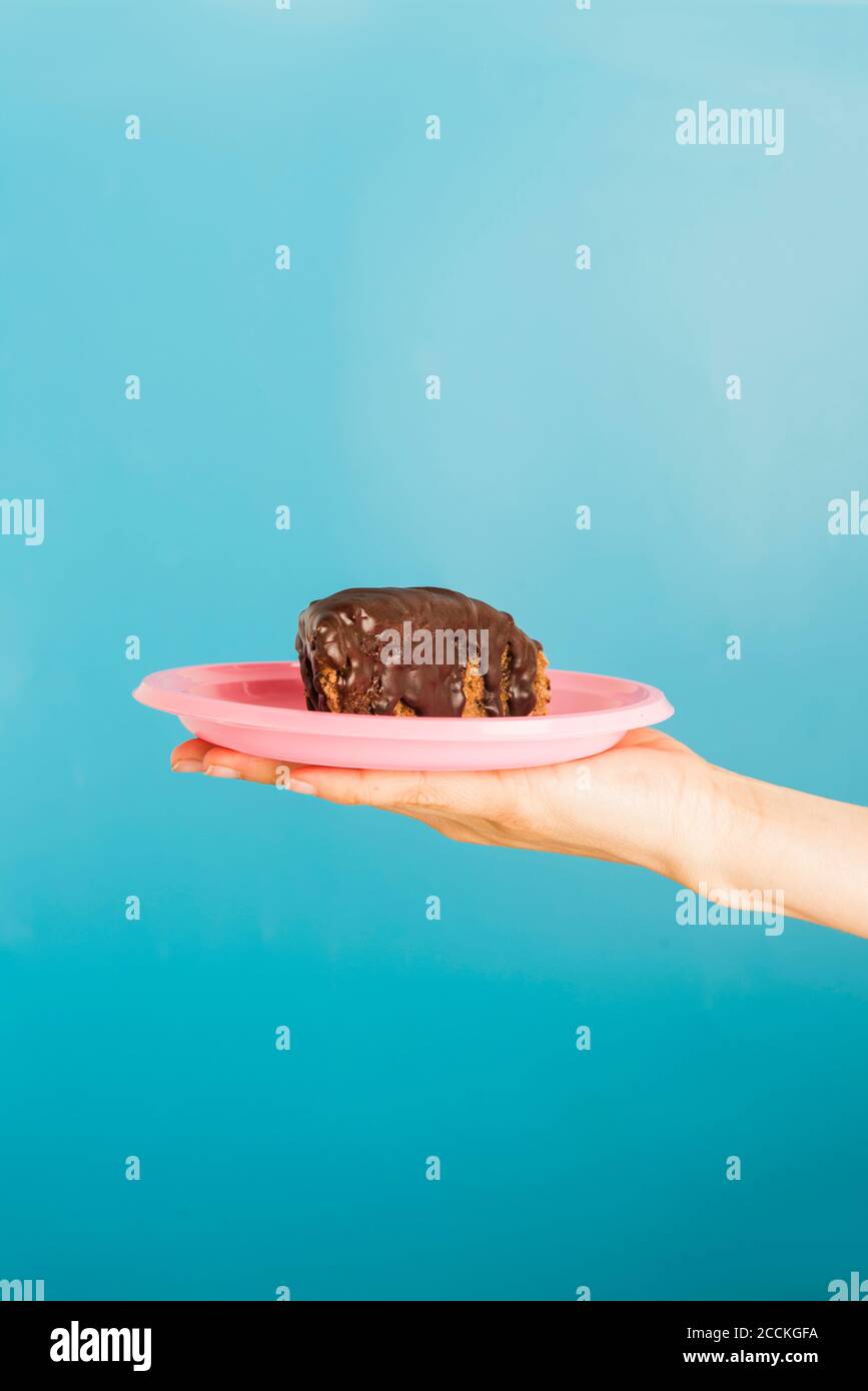 Hand holding cake hi-res stock photography and images - Alamy