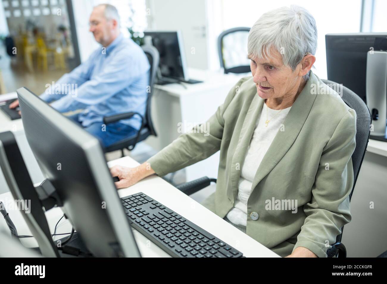 Computer class for seniors hi-res stock photography and images - Alamy