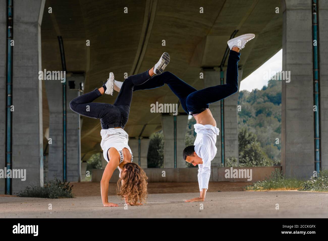 Man upside down doing handstands hi-res stock photography and images ...