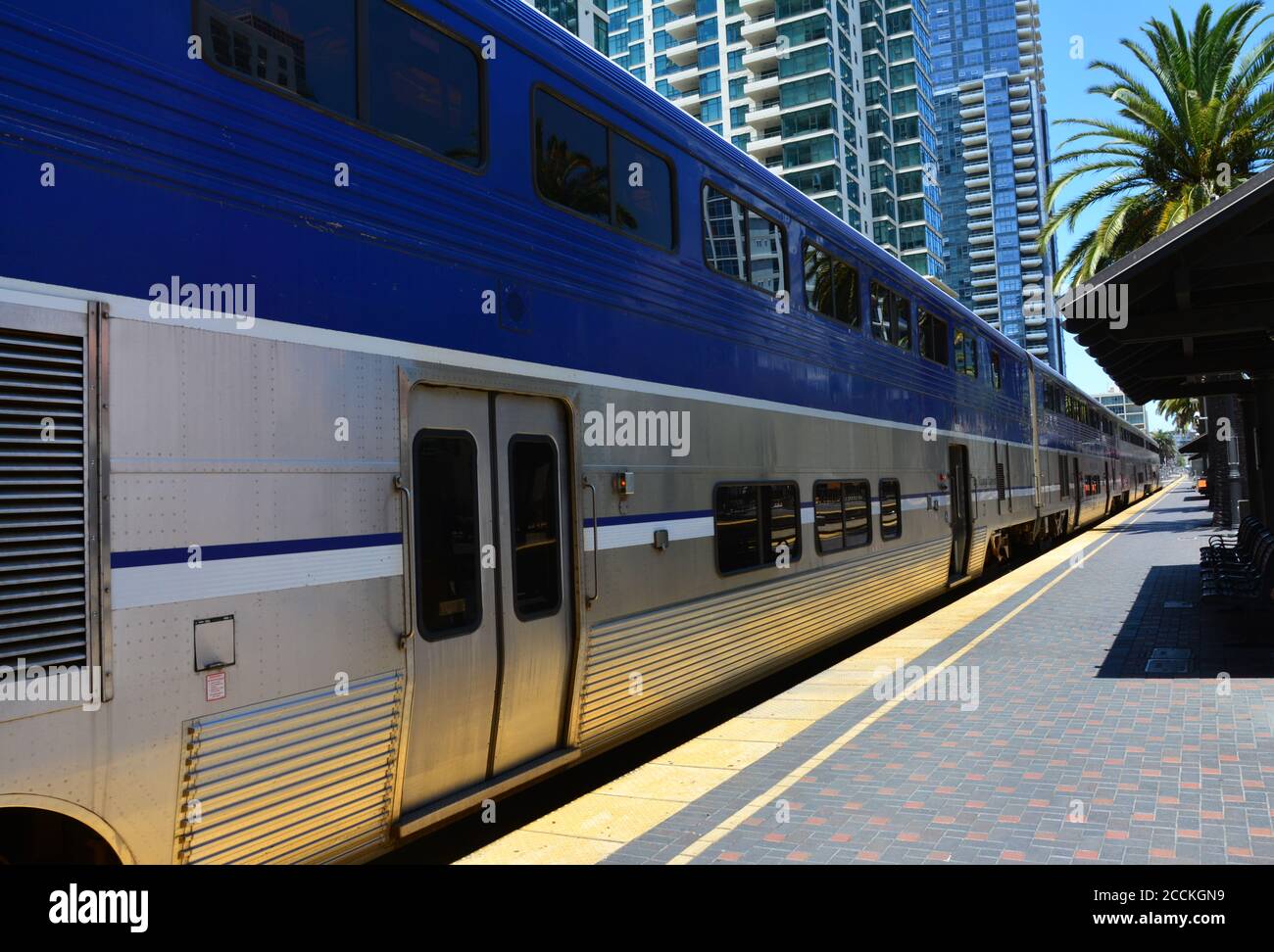 Commuter railway station hi-res stock photography and images - Alamy
