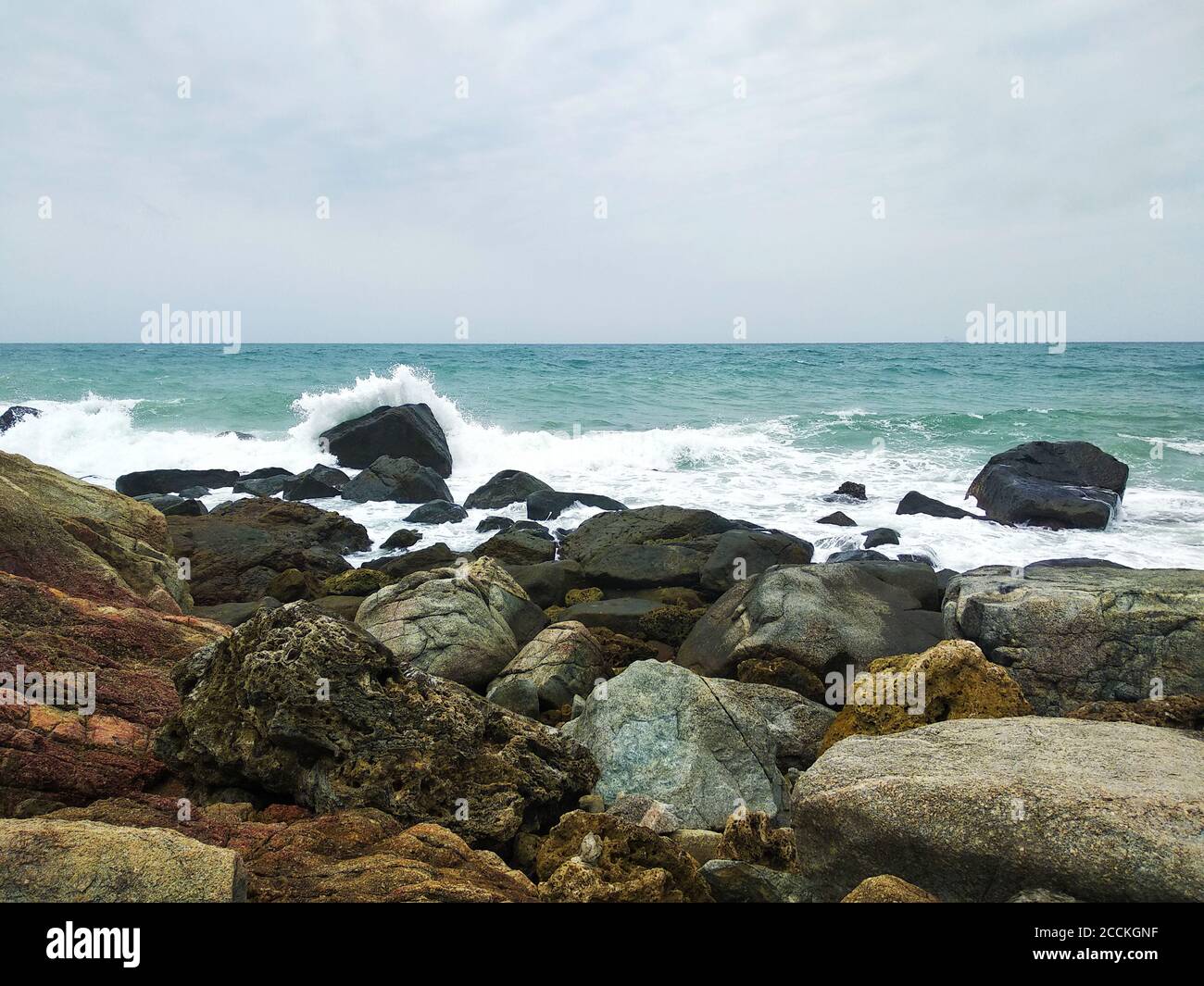 Sea waves hit beach island hi-res stock photography and images - Alamy