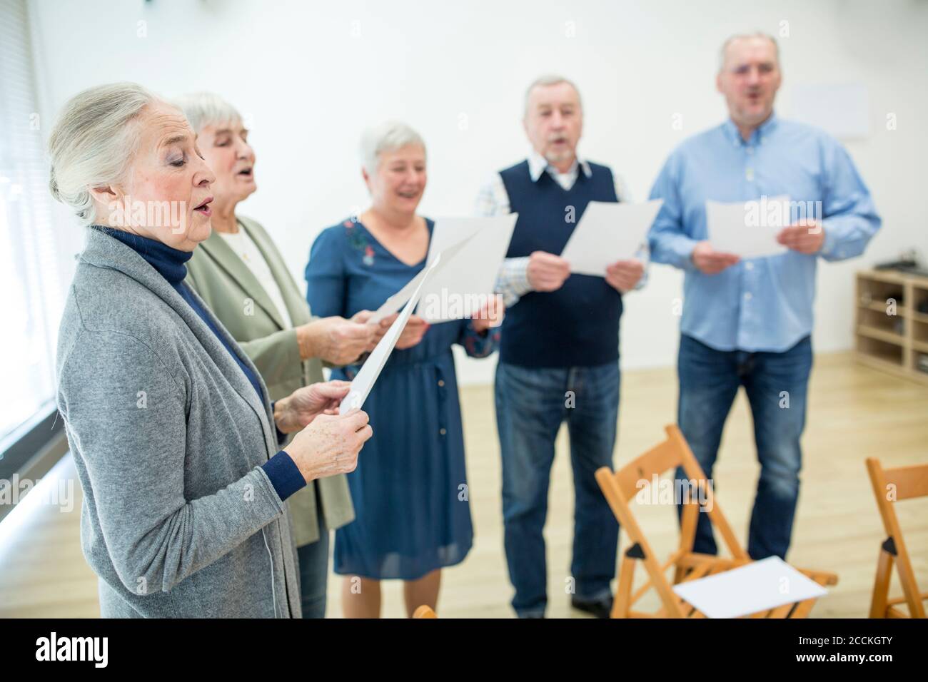 Singing choir adults hi-res stock photography and images - Alamy