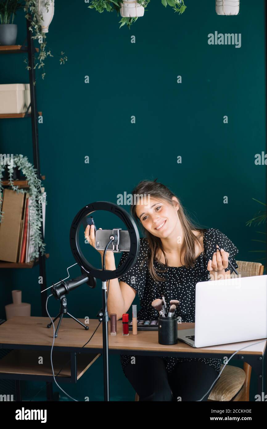 Hair tutorial video hi-res stock photography and images - Alamy