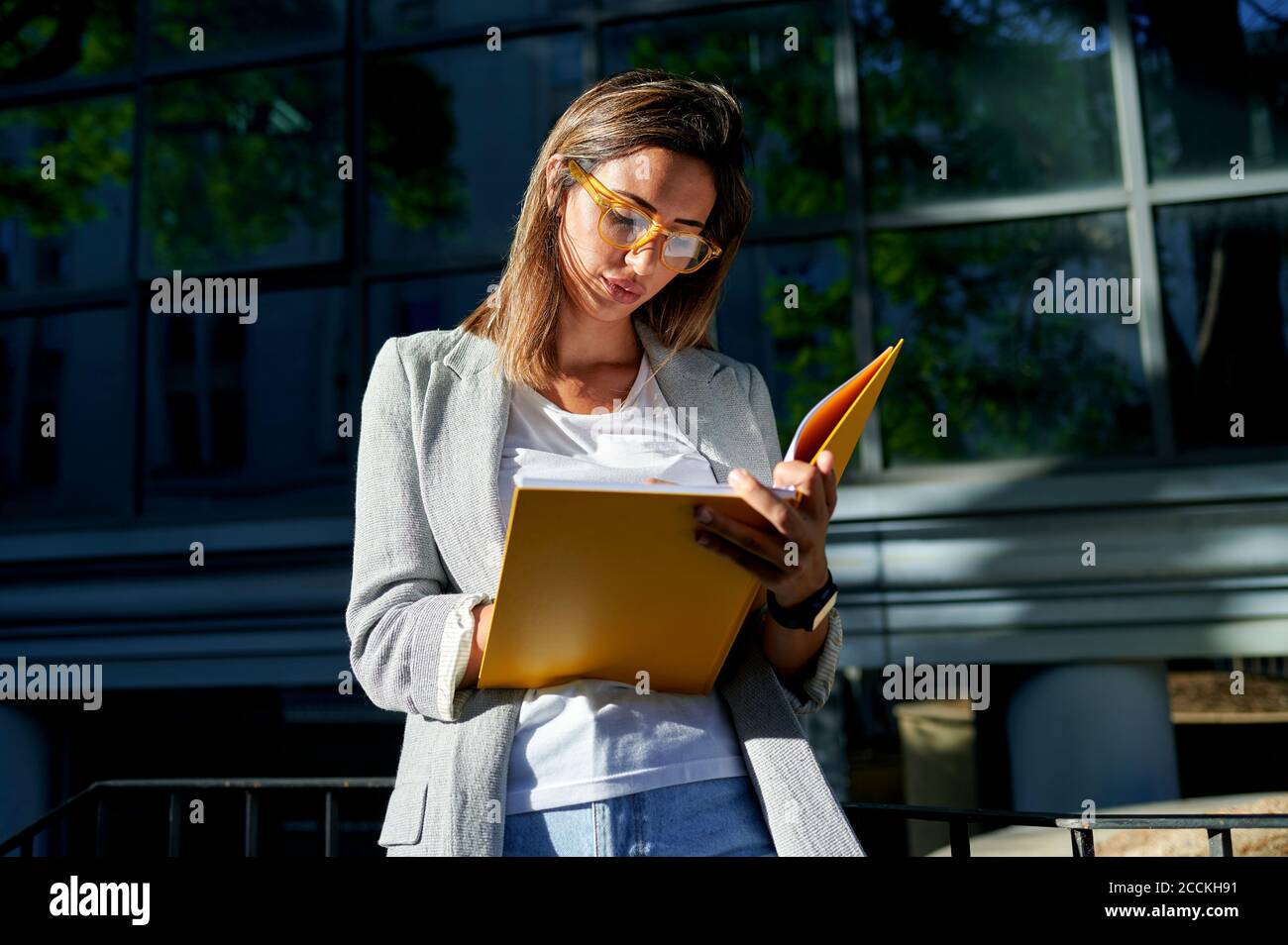 Working outside document hi-res stock photography and images - Alamy