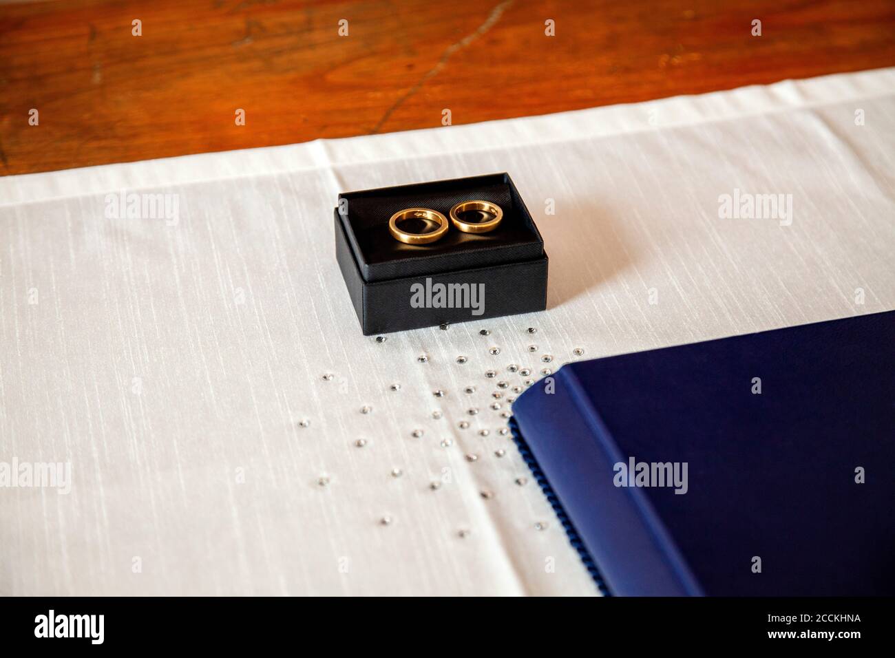 Gold wedding rings hi-res stock photography and images - Alamy