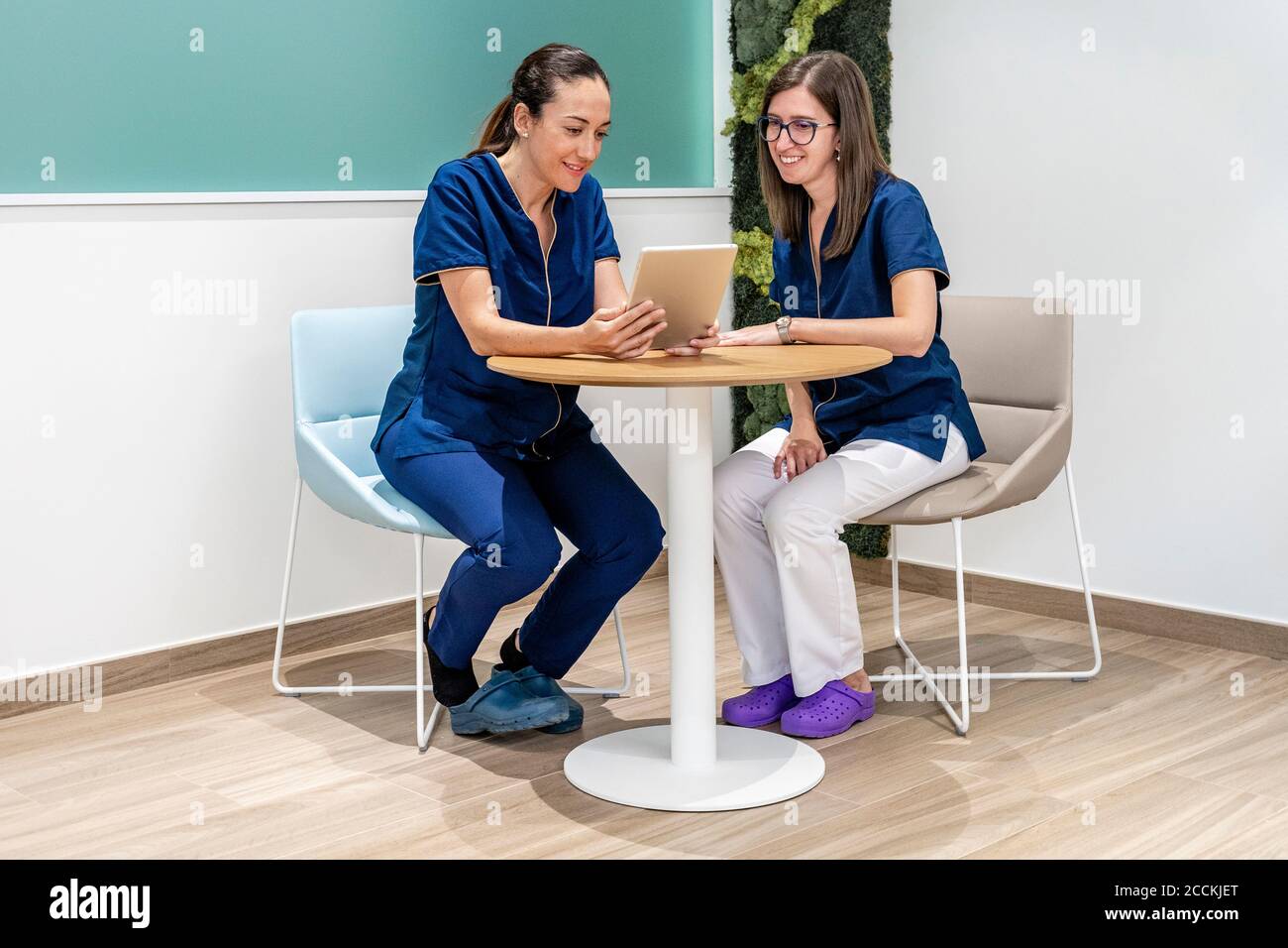 Two women sitting in hospital hi-res stock photography and images - Alamy