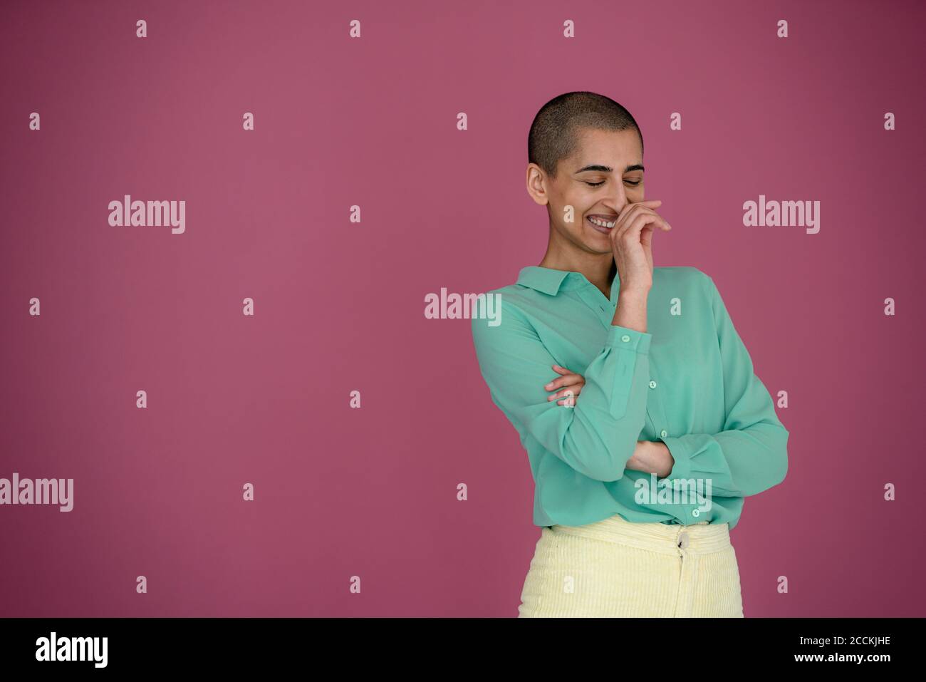 Portrait of a laughing woman with short hair Stock Photo - Alamy