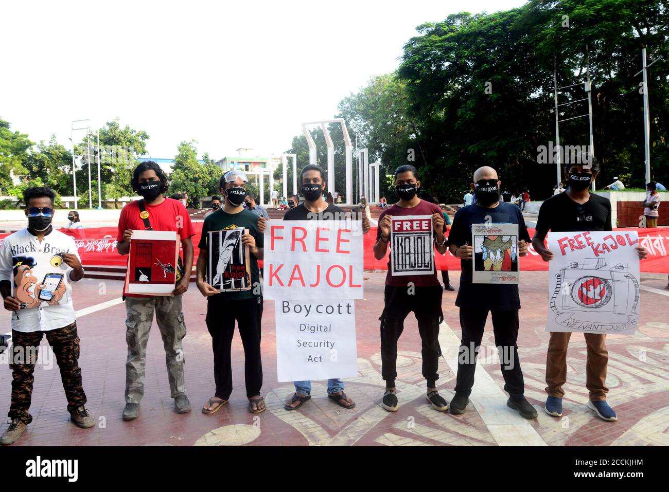 Protesters hold placard demand release of a Bangladeshi journalist ...