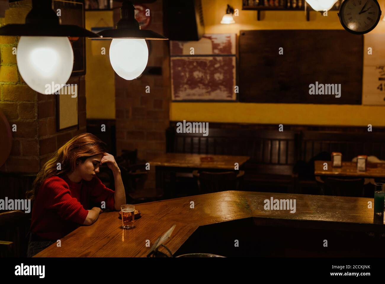 Woman alone bar sad hi-res stock photography and images - Alamy