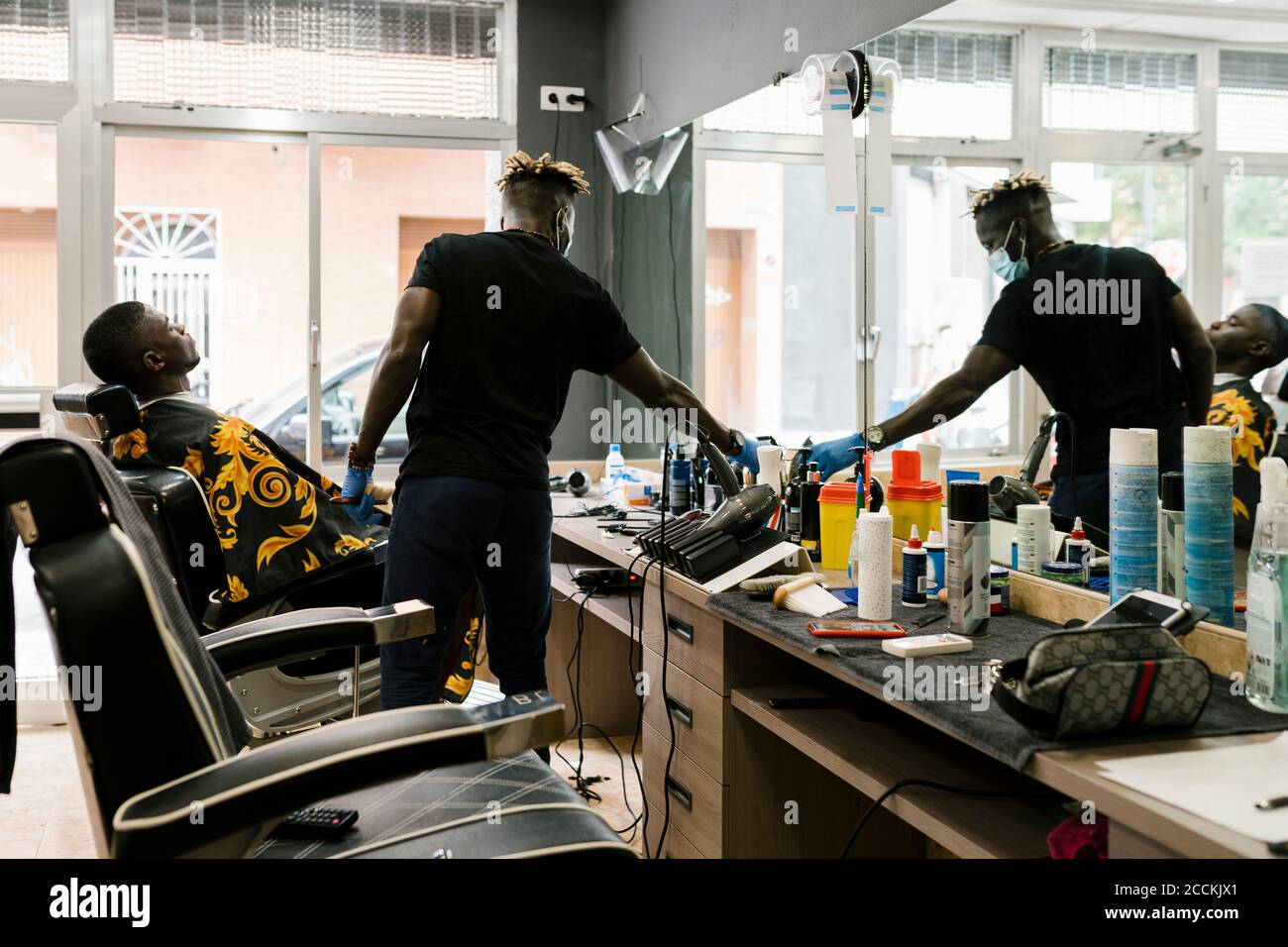 African salon hi-res stock photography and images - Alamy
